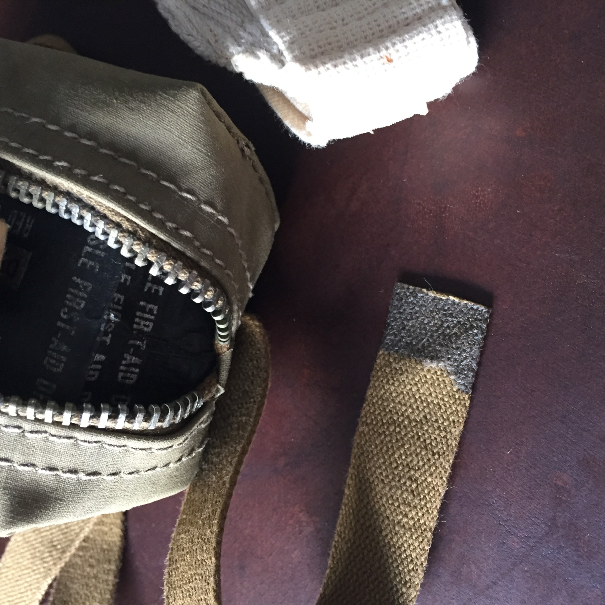 Early type parachutist first aid kit with zipper - Paratrooper.be