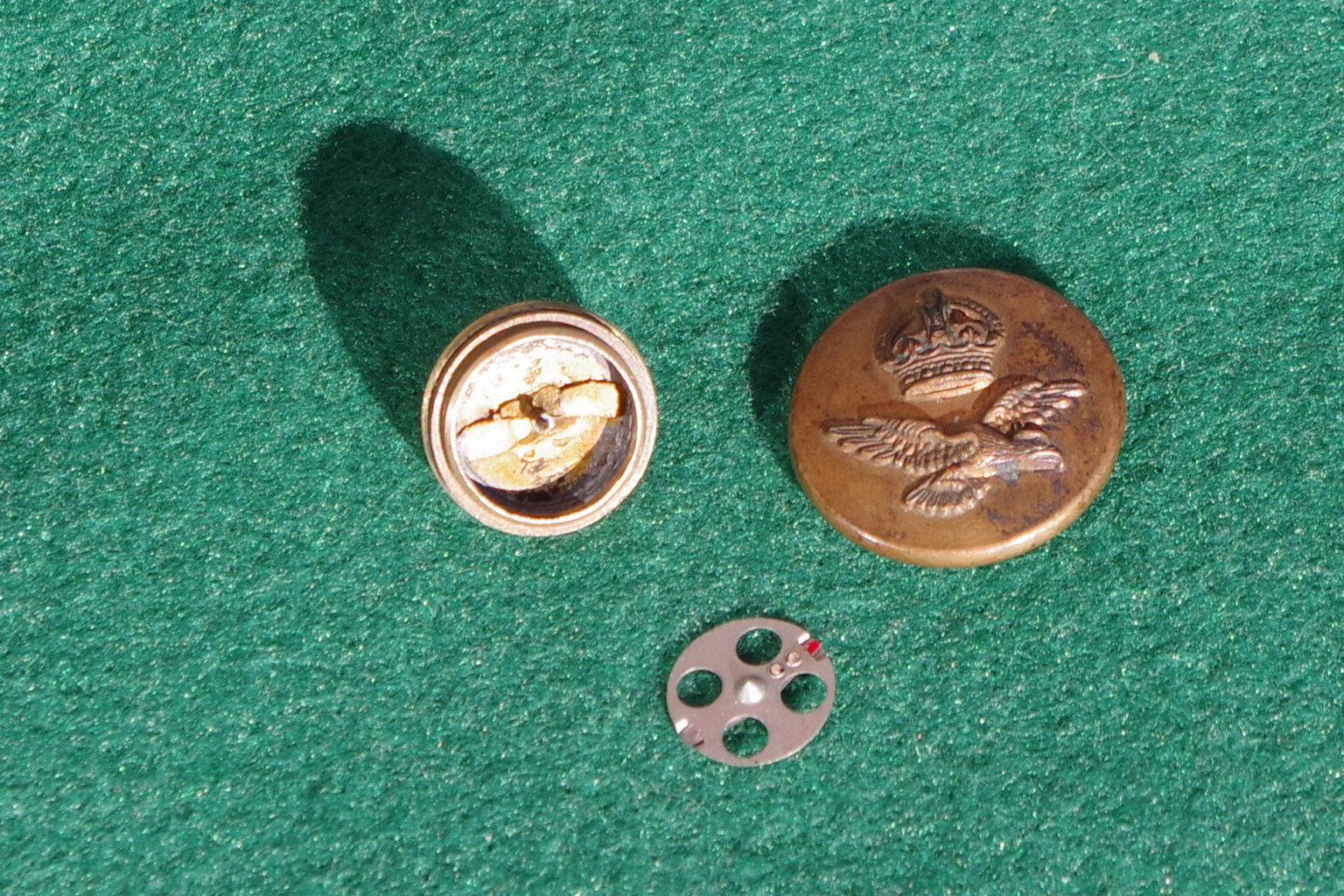 RAF-tunic-button-escape-compass-2 - Paratrooper.be